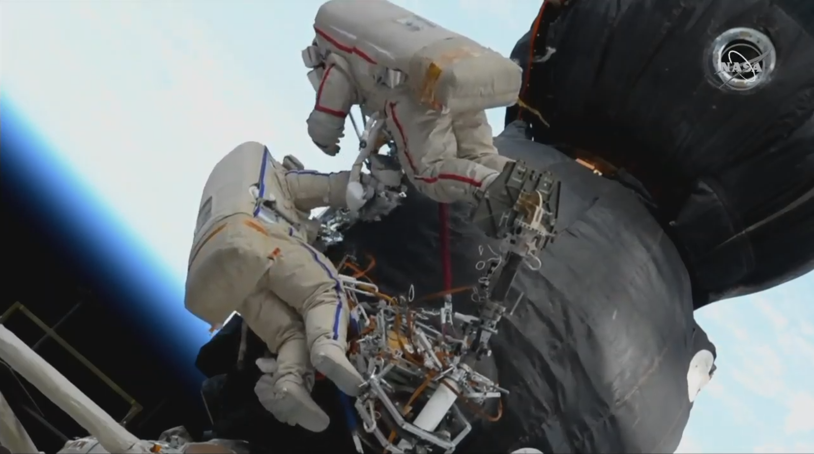 Кадры трансляции выхода космонавтов в открытый космос | Пикабу